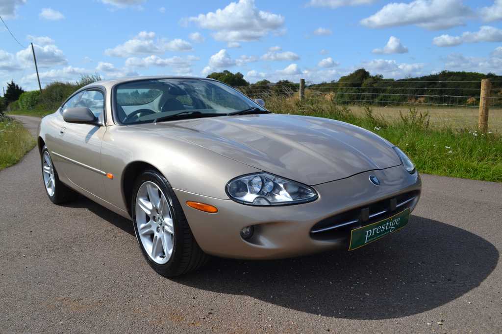 Jaguar XK8 Gold (27) - Classic Prestige